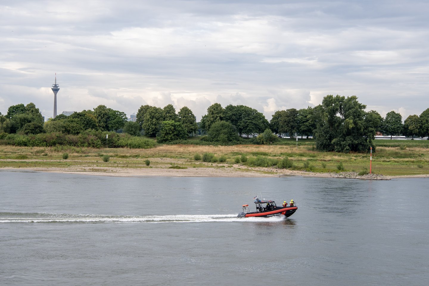 Badeverbot im Rhein: Sicherheit für alle am Neusser Rheinufer
