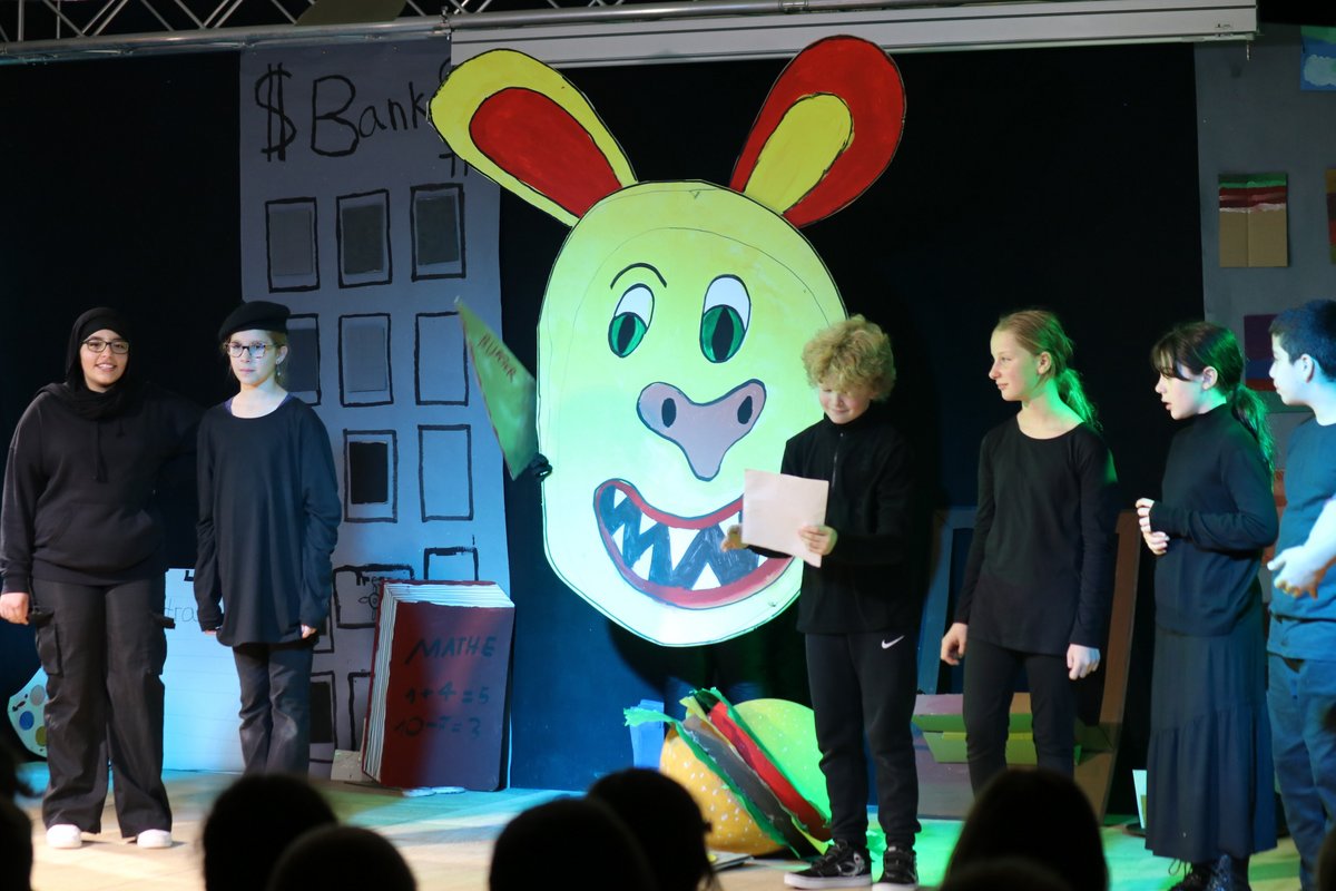 Bühnenperformance über Freundschaft und Zusammenhalt